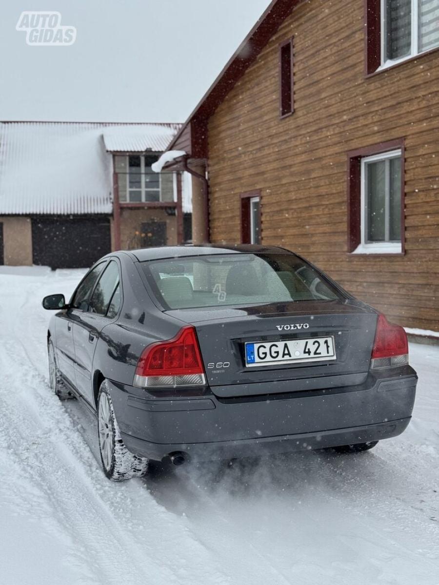 Pelēks Volvo S60 2009 Šalčininkai, ar dzinēja tilpumu 2.40 L un nobraukumu 269 tūkst. km par 2850 €, foto 5 vietnē AUTOMOTO.COM.LV