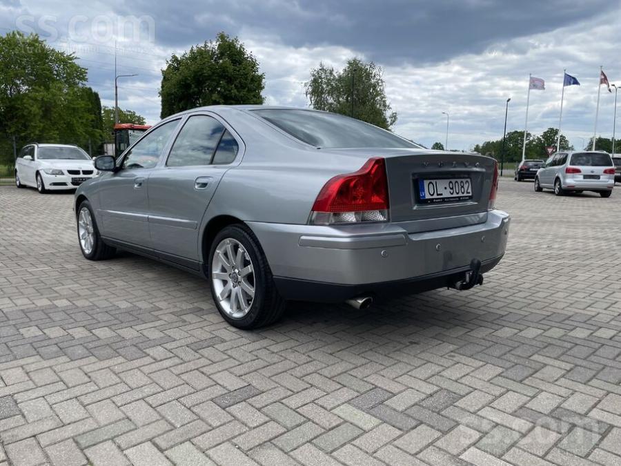Pelēks Volvo S60 2009 Ogre, ar dzinēja tilpumu 2.40 L un nobraukumu 0 tūkst. km par 4970 €, foto 4 vietnē AUTOMOTO.COM.LV