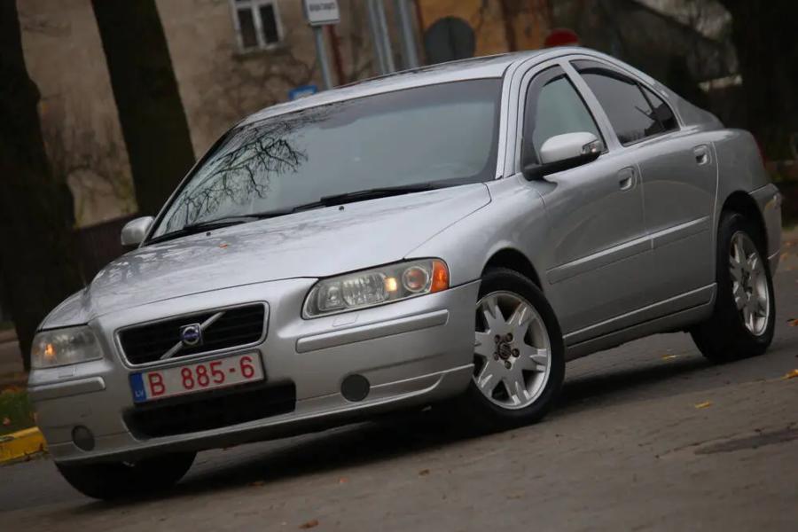 Grey Volvo S60 2009 in Riga, with an engine capacity of 2.40 L and mileage of 321 thousand km for 2490 €, photo 1 on AUTOMOTO.COM.LV