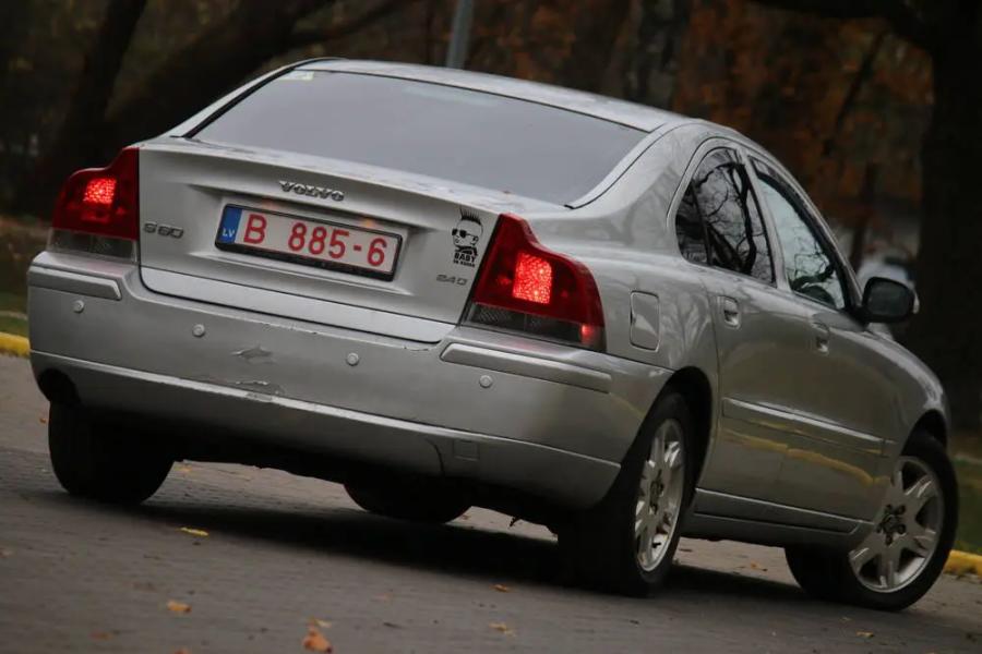 Grey Volvo S60 2009 in Riga, with an engine capacity of 2.40 L and mileage of 321 thousand km for 2490 €, photo 3 on AUTOMOTO.COM.LV