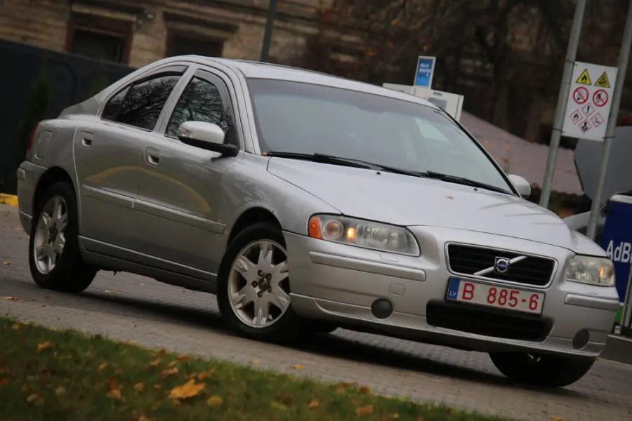 Grey Volvo S60 2009 in Riga, with an engine capacity of 2.40 L and mileage of 321 thousand km for 2490 €, photo 4 on AUTOMOTO.COM.LV