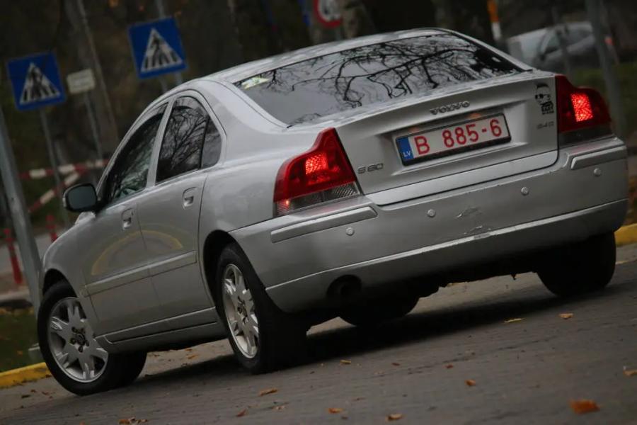 Grey Volvo S60 2009 in Riga, with an engine capacity of 2.40 L and mileage of 321 thousand km for 2490 €, photo 5 on AUTOMOTO.COM.LV