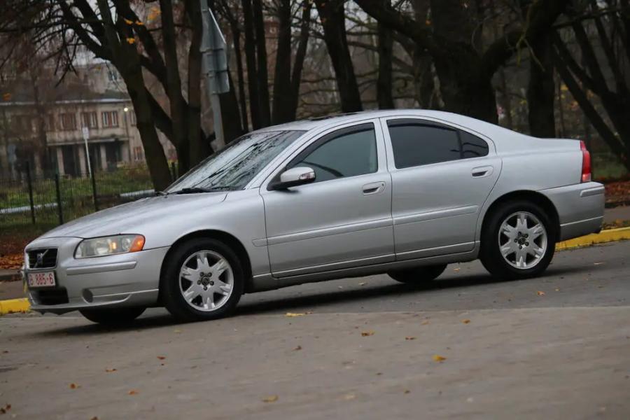 Grey Volvo S60 2009 in Riga, with an engine capacity of 2.40 L and mileage of 321 thousand km for 2490 €, photo 6 on AUTOMOTO.COM.LV