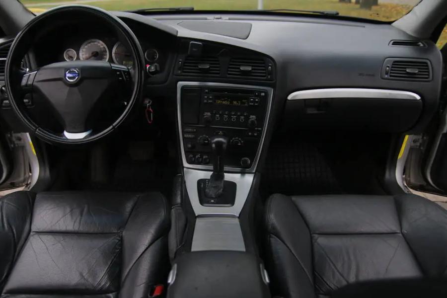 Grey Volvo S60 2009 in Riga, with an engine capacity of 2.40 L and mileage of 321 thousand km for 2490 €, photo 10 on AUTOMOTO.COM.LV
