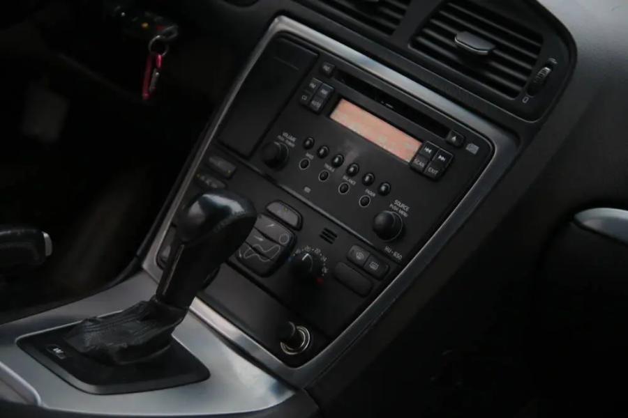 Grey Volvo S60 2009 in Riga, with an engine capacity of 2.40 L and mileage of 321 thousand km for 2490 €, photo 12 on AUTOMOTO.COM.LV