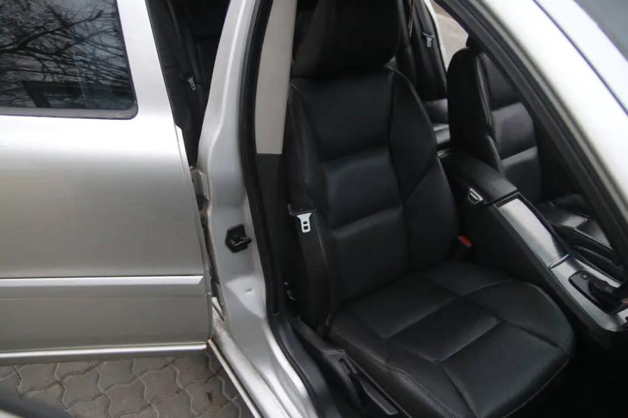 Grey Volvo S60 2009 in Riga, with an engine capacity of 2.40 L and mileage of 321 thousand km for 2490 €, photo 13 on AUTOMOTO.COM.LV