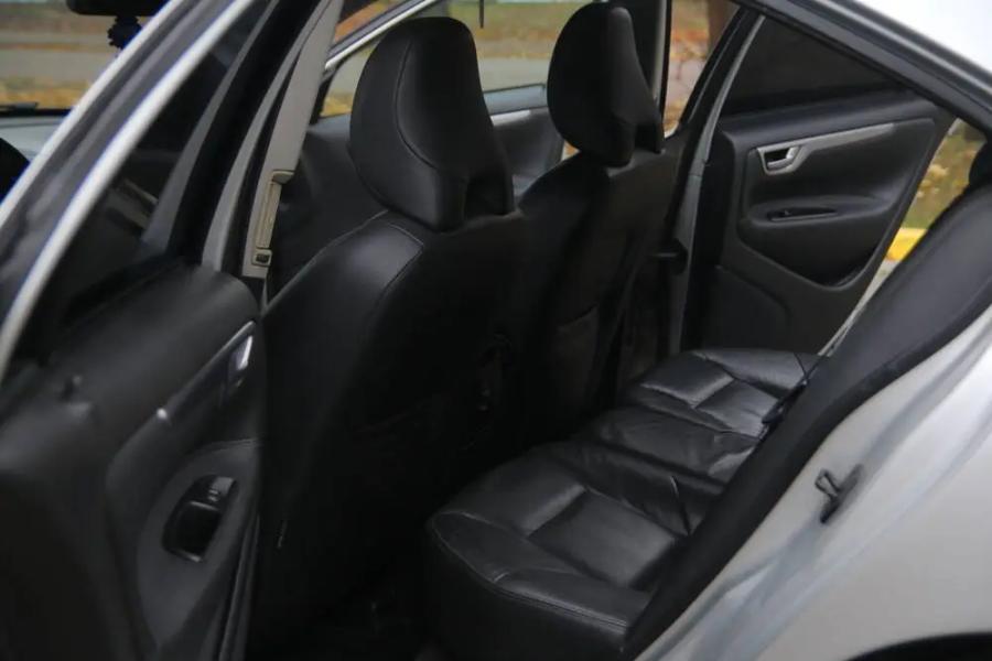 Grey Volvo S60 2009 in Riga, with an engine capacity of 2.40 L and mileage of 321 thousand km for 2490 €, photo 15 on AUTOMOTO.COM.LV