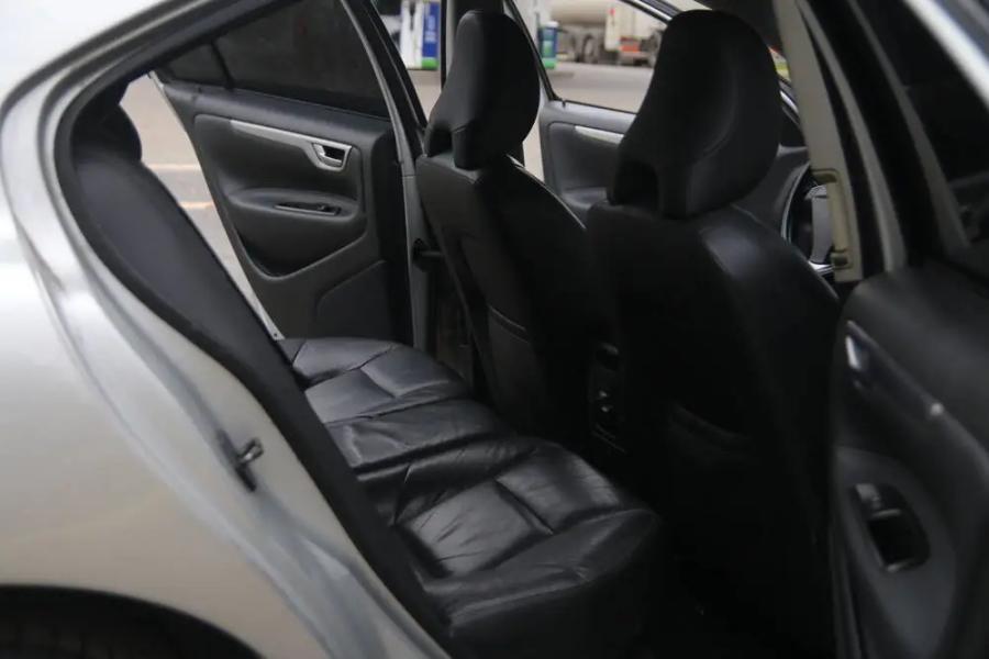 Grey Volvo S60 2009 in Riga, with an engine capacity of 2.40 L and mileage of 321 thousand km for 2490 €, photo 16 on AUTOMOTO.COM.LV