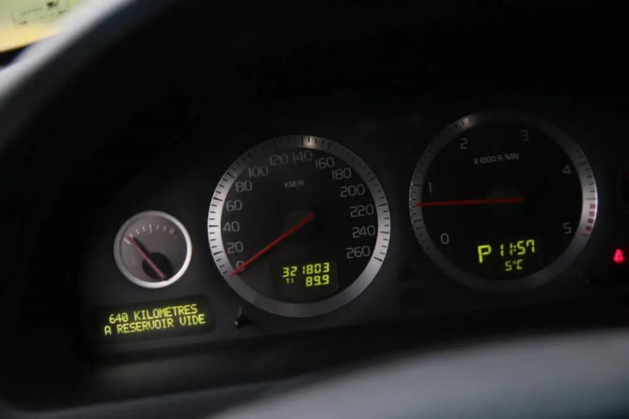 Grey Volvo S60 2009 in Riga, with an engine capacity of 2.40 L and mileage of 321 thousand km for 2490 €, photo 18 on AUTOMOTO.COM.LV
