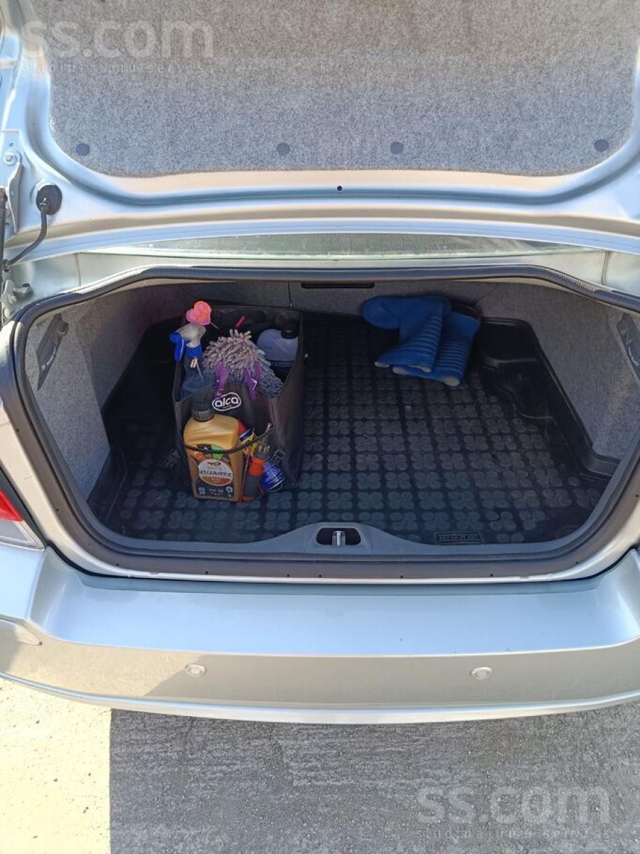 Grey Volvo S60 2009 in Riga, with an engine capacity of 2.40 L and mileage of 366 thousand km for 3200 €, photo 4 on AUTOMOTO.COM.LV