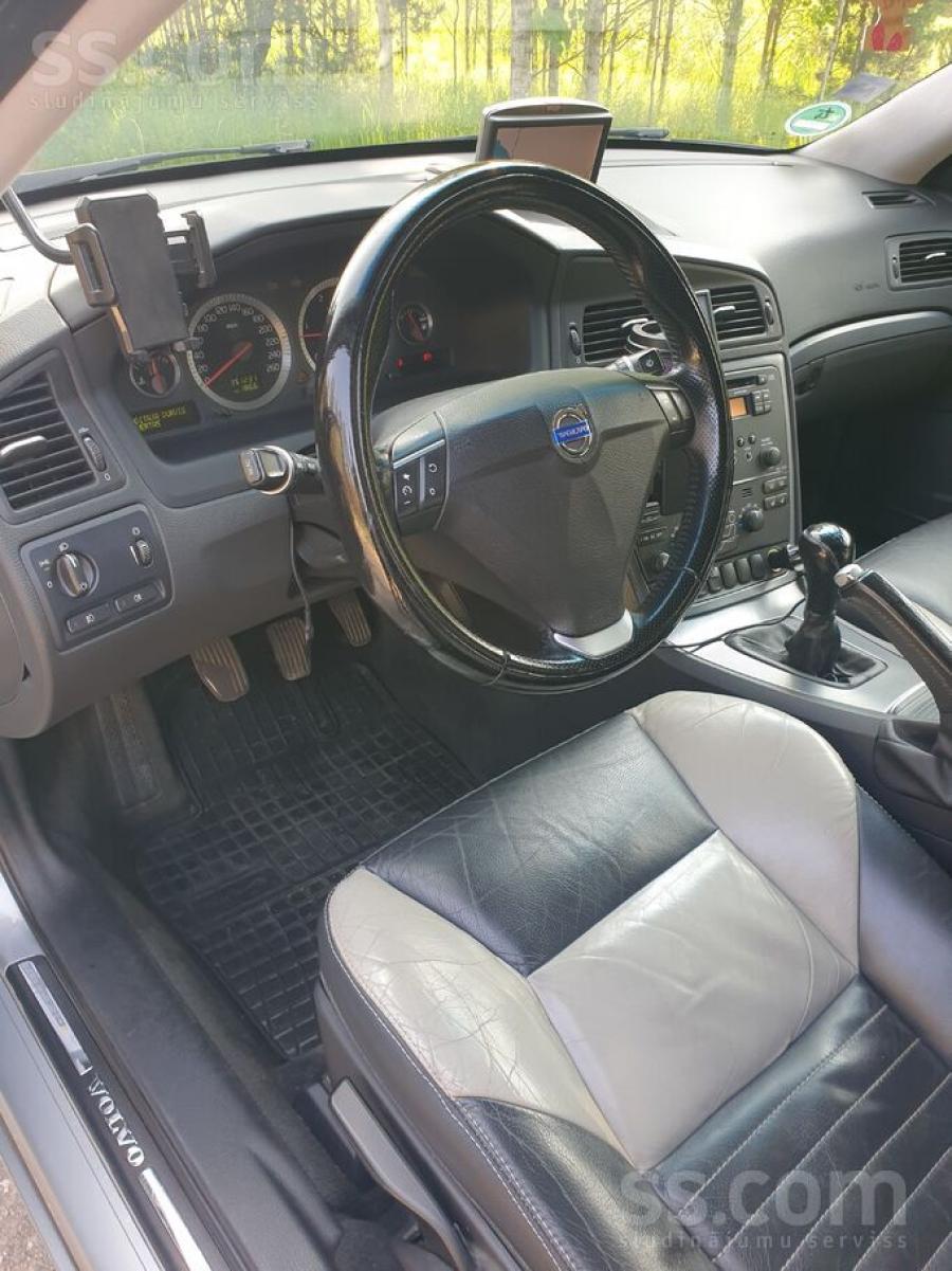 Grey Volvo S60 2009 in Riga, with an engine capacity of 2.40 L and mileage of 369 thousand km for 2750 €, photo 9 on AUTOMOTO.COM.LV