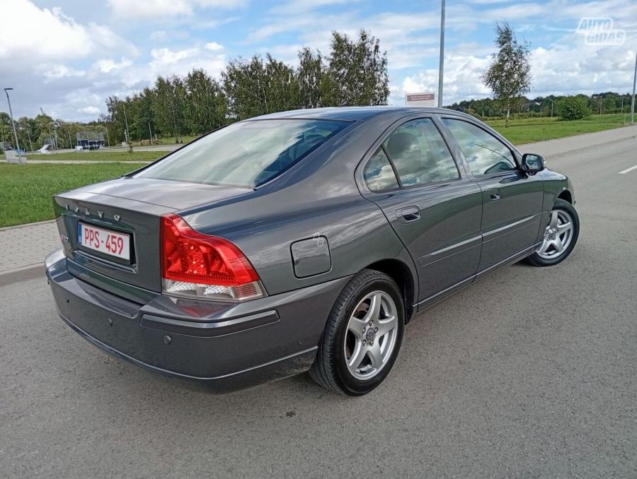 Grey Volvo S60 2009 in Vilnius, with an engine capacity of 2.40 L and mileage of 262 thousand km for 3300 €, photo 6 on AUTOMOTO.COM.LV