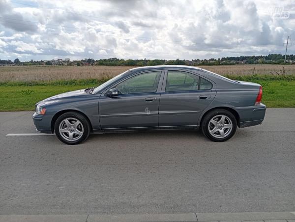 Volvo S60 2009 in Vilnius on AUTOMOTO.COM.LV Grey Volvo S60 2009 in Vilnius, with an engine capacity of 2.40 L and mileage of 262 thousand km for 3300 €, photo 9 on AUTOMOTO.COM.LV