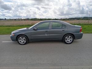 Grey Volvo S60 2009 in Vilnius, with an engine capacity of 2.40 L and mileage of 262 thousand km for 3300 €, photo 9 on AUTOMOTO.COM.LV