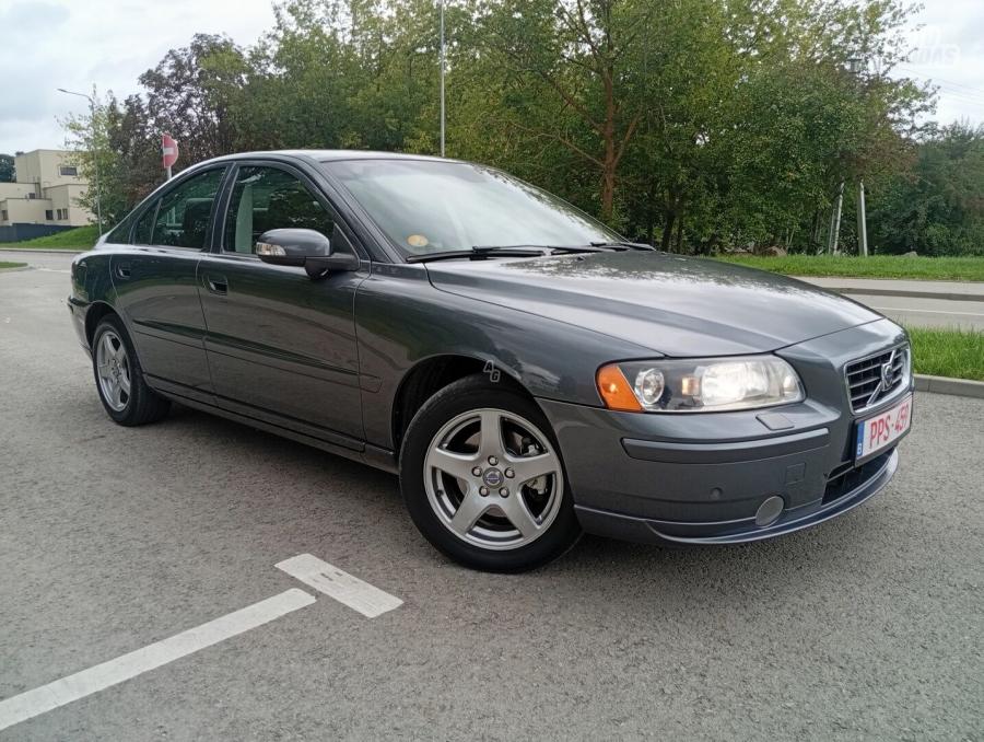 Grey Volvo S60 2009 in Vilnius, with an engine capacity of 2.40 L and mileage of 262 thousand km for 3300 €, photo 1 on AUTOMOTO.COM.LV
