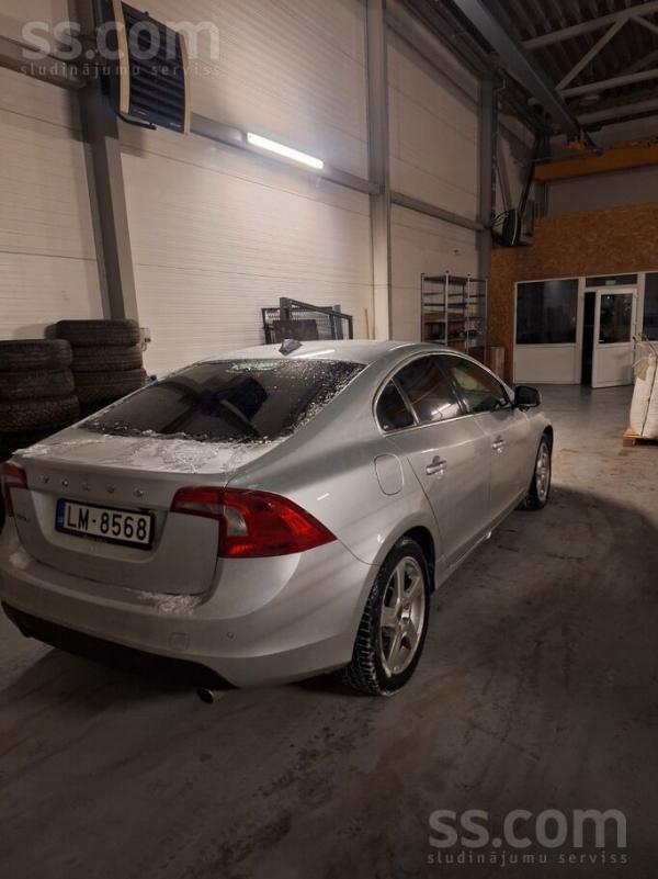 Grey Volvo S60 2010 in Jekabpils, with an engine capacity of 2.40 L and mileage of 373 thousand km for 4700 €, photo 1 on AUTOMOTO.COM.LV
