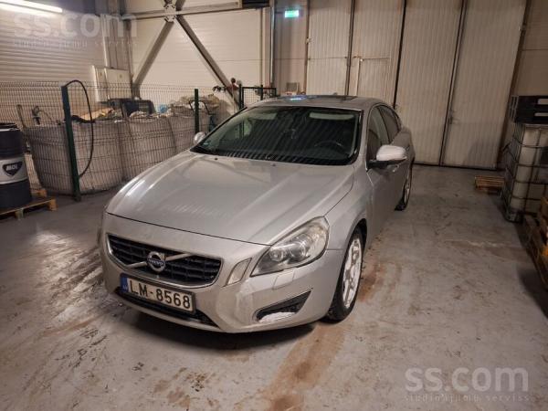 Grey Volvo S60 2010 in Jekabpils, with an engine capacity of 2.40 L and mileage of 373 thousand km for 4700 €, photo 3 on AUTOMOTO.COM.LV