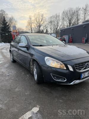 Pelēks Volvo S60 2010 Rīga, ar dzinēja tilpumu 2.00 L un nobraukumu 302 tūkst. km par 5350 €, foto  vietnē AUTOMOTO.COM.LV
