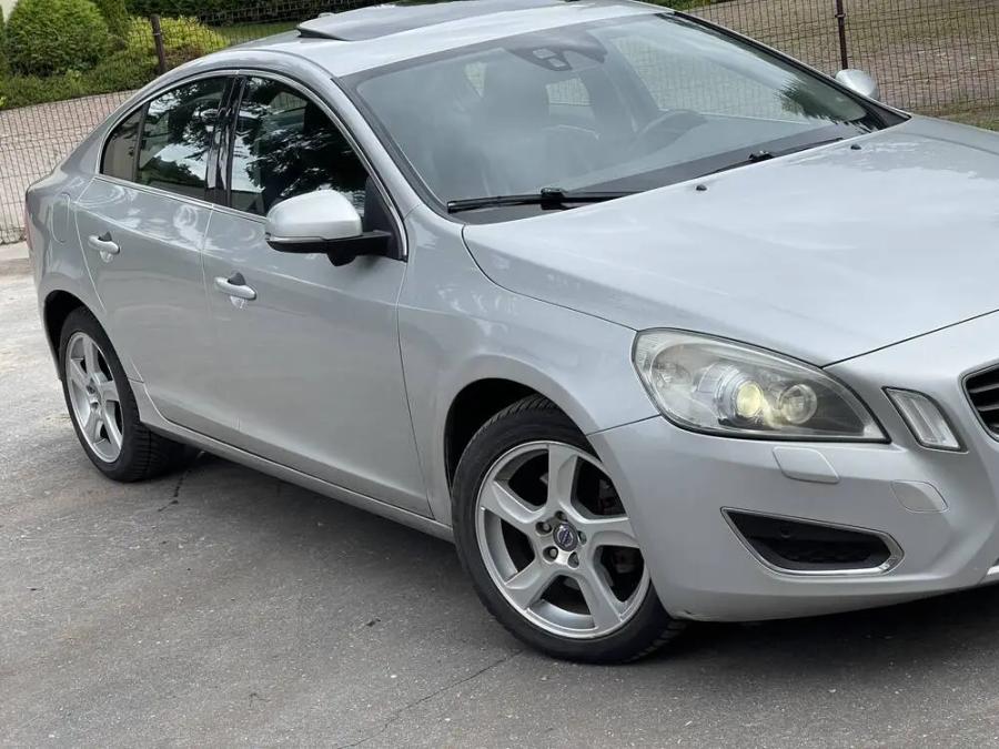 Pelēks Volvo S60 2010 Jūrmala, ar dzinēja tilpumu 2.00 L un nobraukumu 346 tūkst. km par 3850 €, foto 4 vietnē AUTOMOTO.COM.LV