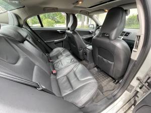 Pelēks Volvo S60 2010 Jūrmala, ar dzinēja tilpumu 2.00 L un nobraukumu 346 tūkst. km par 3850 €, foto 25 vietnē AUTOMOTO.COM.LV