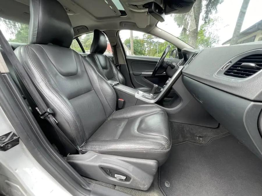 Pelēks Volvo S60 2010 Jūrmala, ar dzinēja tilpumu 2.00 L un nobraukumu 346 tūkst. km par 3850 €, foto 27 vietnē AUTOMOTO.COM.LV