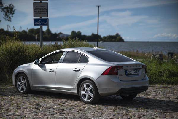 Pelēks Volvo S60 2010 Tallina, ar dzinēja tilpumu 2.00 L un nobraukumu 350 tūkst. km par 6000 €, foto 4 vietnē AUTOMOTO.COM.LV