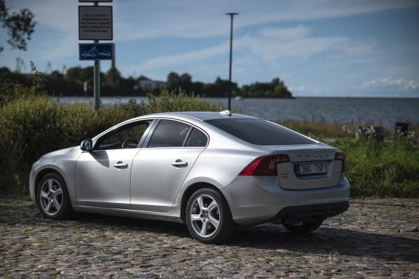 Pelēks Volvo S60 2010 Tallina, ar dzinēja tilpumu 2.00 L un nobraukumu 350 tūkst. km par 6000 €, foto 11 vietnē AUTOMOTO.COM.LV