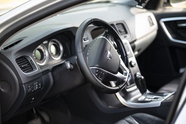 Grey Volvo S60 2010 in Tallinn, with an engine capacity of 2.00 L and mileage of 350 thousand km for 6000 €, photo 6 on AUTOMOTO.COM.LV
