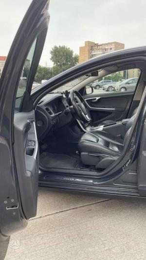 Pelēks Volvo S60 2010 Viļņa, ar dzinēja tilpumu 1.98 L un nobraukumu 244 tūkst. km par 5900 €, foto 18 vietnē AUTOMOTO.COM.LV