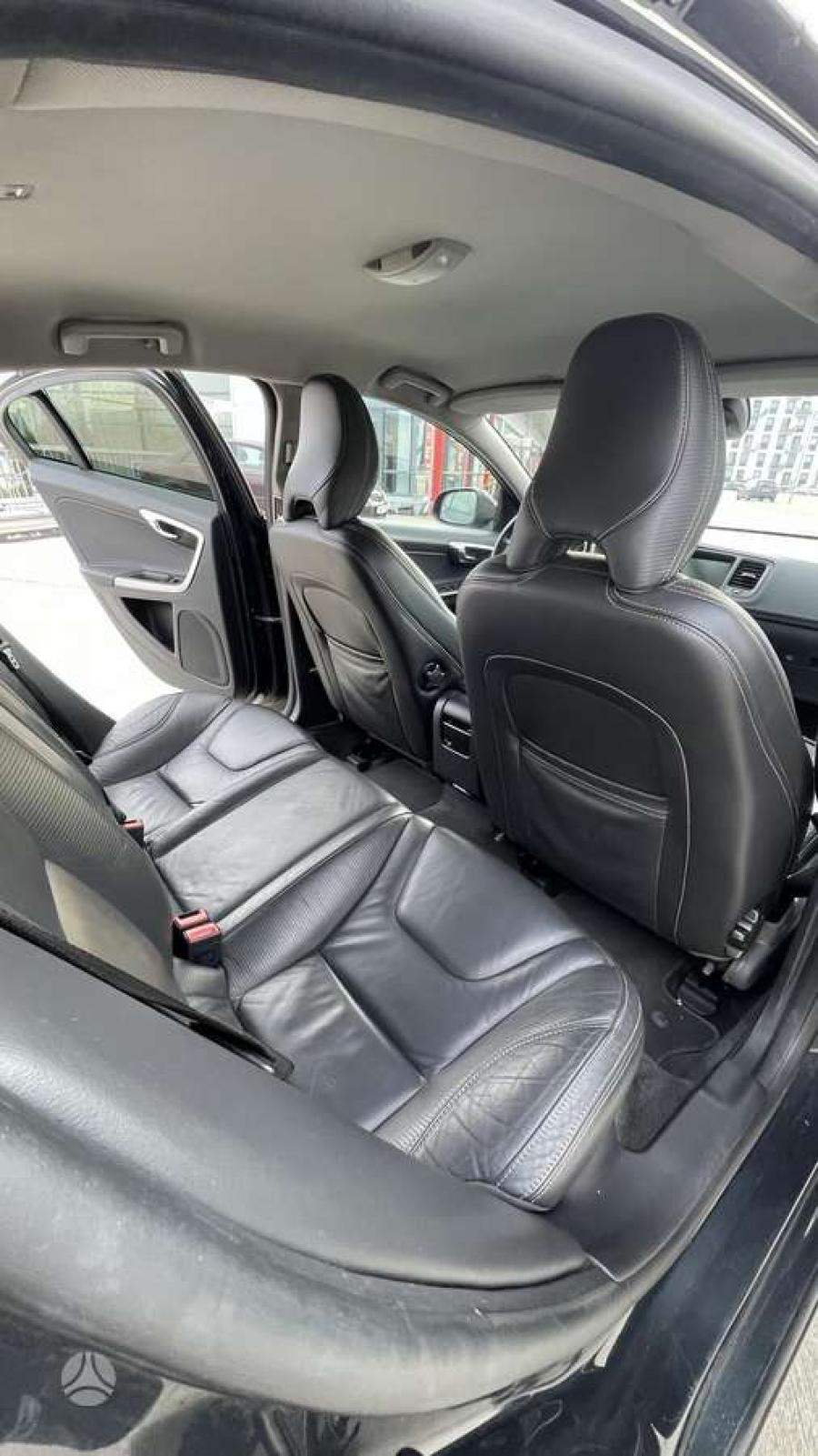 Pelēks Volvo S60 2010 Viļņa, ar dzinēja tilpumu 1.98 L un nobraukumu 244 tūkst. km par 5900 €, foto 26 vietnē AUTOMOTO.COM.LV