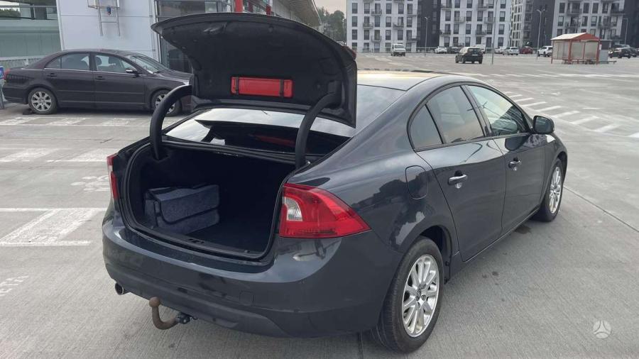 Pelēks Volvo S60 2010 Viļņa, ar dzinēja tilpumu 1.98 L un nobraukumu 244 tūkst. km par 5900 €, foto 29 vietnē AUTOMOTO.COM.LV