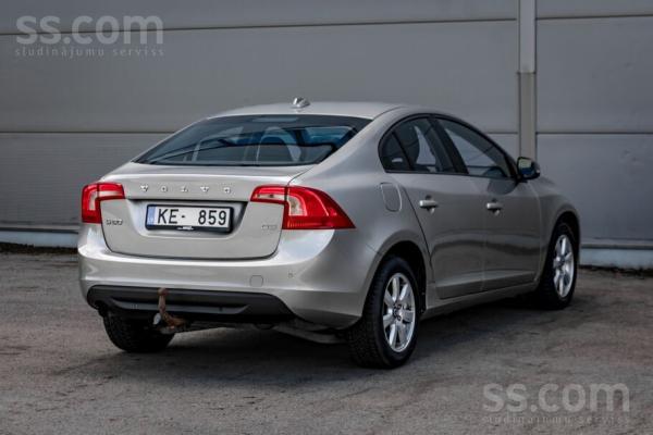 Pelēks Volvo S60 2011 Rīga, ar dzinēja tilpumu 2.00 L un nobraukumu 0 tūkst. km par 2000 €, foto 4 vietnē AUTOMOTO.COM.LV
