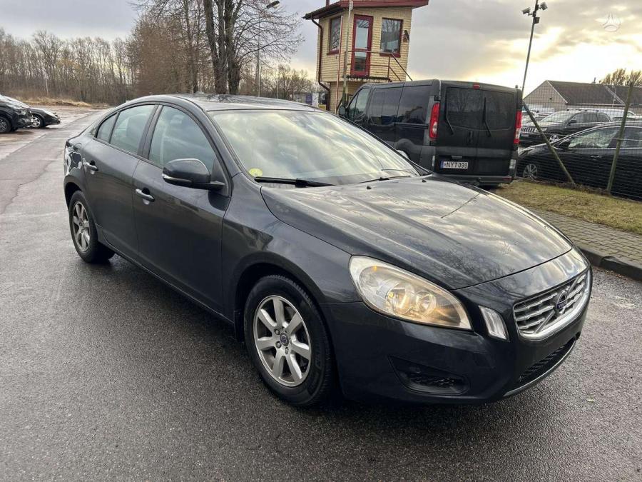 Pelēks Volvo S60 2011 Tauragė, ar dzinēja tilpumu 1.56 L un nobraukumu 280 tūkst. km par 4400 €, foto 2 vietnē AUTOMOTO.COM.LV