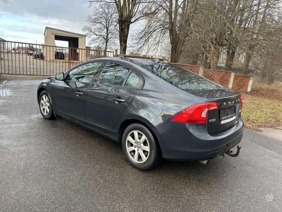 Pelēks Volvo S60 2011 Tauragė, ar dzinēja tilpumu 1.56 L un nobraukumu 280 tūkst. km par 4400 €, foto 4 vietnē AUTOMOTO.COM.LV