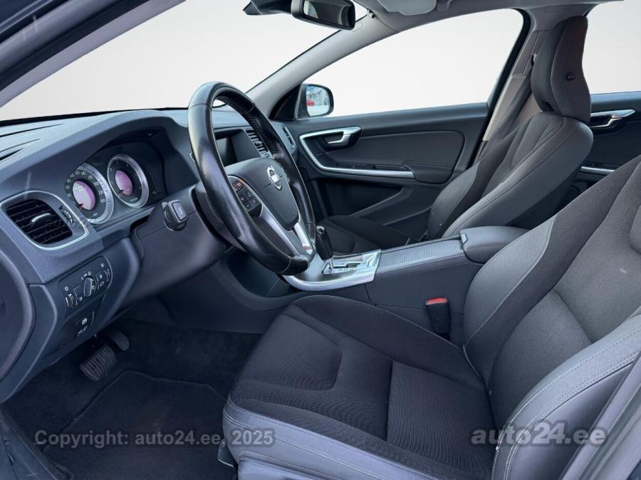 Pelēks Volvo S60 2011 Pērnava, ar dzinēja tilpumu 2.00 L un nobraukumu 291 tūkst. km par 4990 €, foto 11 vietnē AUTOMOTO.COM.LV