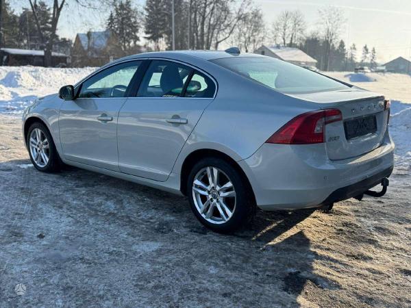 Pelēks Volvo S60 2011 Utena, ar dzinēja tilpumu 1.56 L un nobraukumu 197 tūkst. km par 5900 €, foto 3 vietnē AUTOMOTO.COM.LV