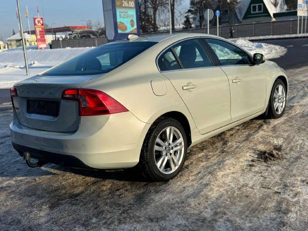 Pelēks Volvo S60 2011 Utena, ar dzinēja tilpumu 1.56 L un nobraukumu 197 tūkst. km par 5900 €, foto 4 vietnē AUTOMOTO.COM.LV
