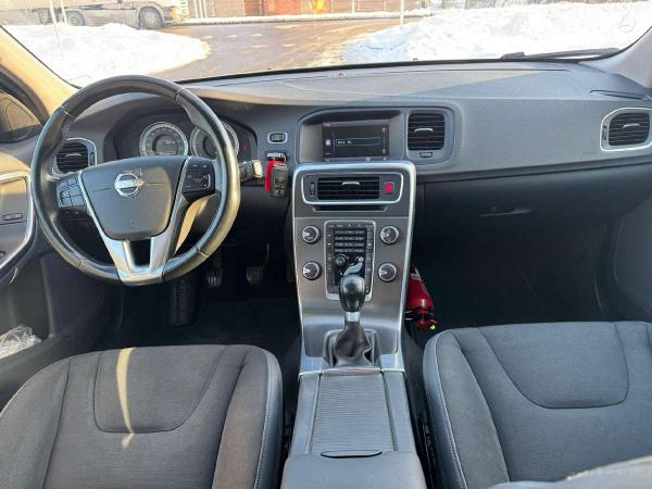 Pelēks Volvo S60 2011 Utena, ar dzinēja tilpumu 1.56 L un nobraukumu 197 tūkst. km par 5900 €, foto 9 vietnē AUTOMOTO.COM.LV