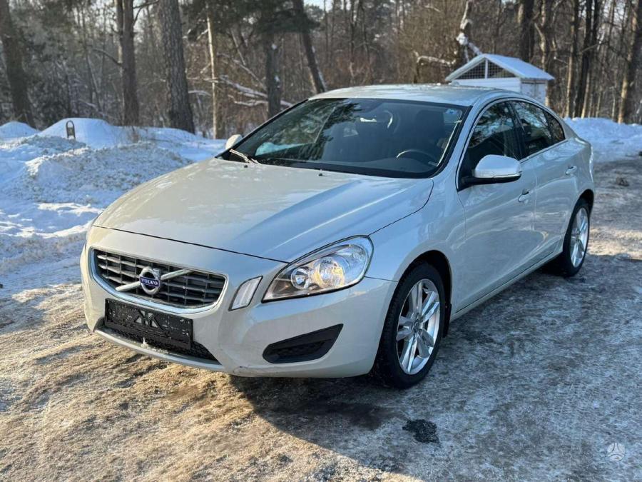 Pelēks Volvo S60 2011 Utena, ar dzinēja tilpumu 1.56 L un nobraukumu 197 tūkst. km par 5900 €, foto 2 vietnē AUTOMOTO.COM.LV