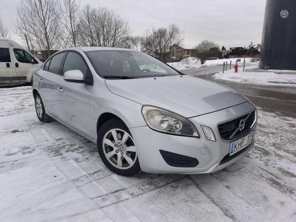 Pelēks Volvo S60 2011 Viļņa, ar dzinēja tilpumu 1.98 L un nobraukumu 286 tūkst. km par 4700 €, foto 2 vietnē AUTOMOTO.COM.LV