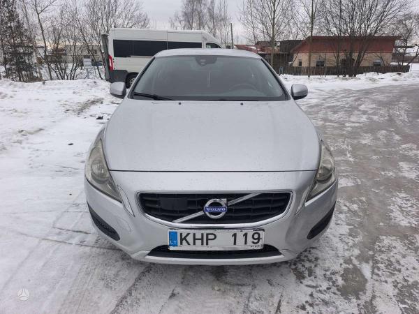 Pelēks Volvo S60 2011 Viļņa, ar dzinēja tilpumu 1.98 L un nobraukumu 286 tūkst. km par 4700 €, foto 3 vietnē AUTOMOTO.COM.LV