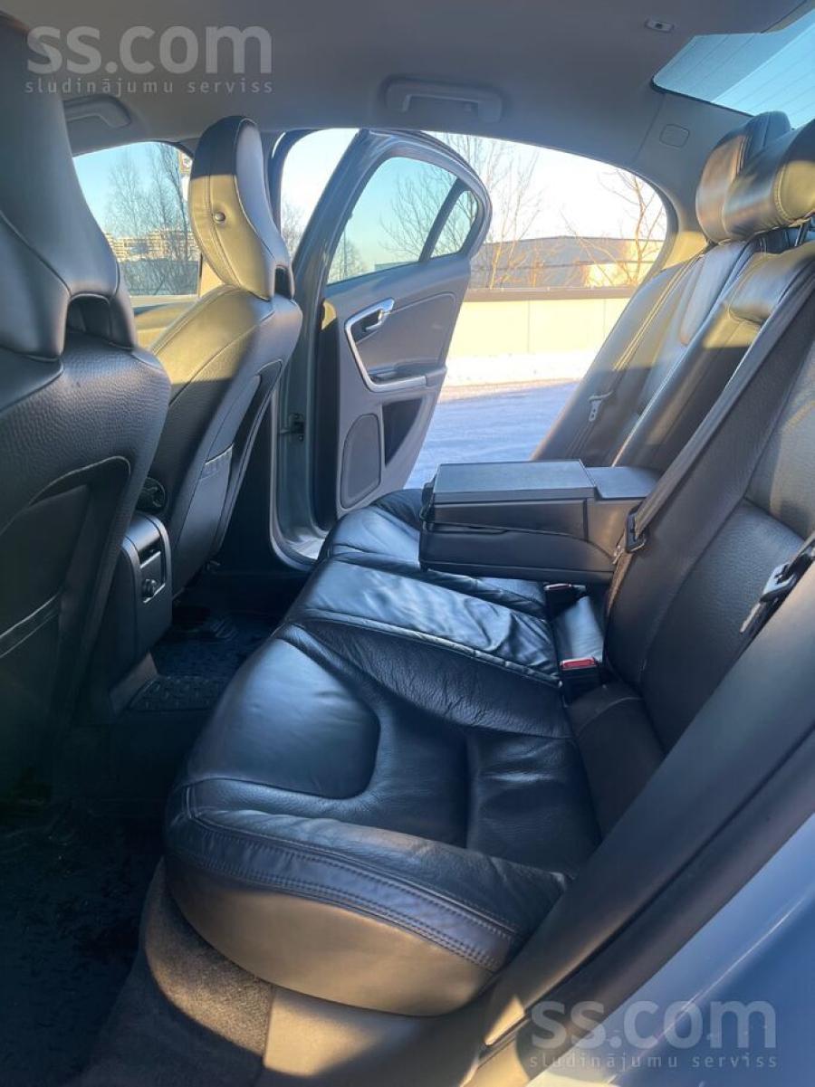 Pelēks Volvo S60 2011 Rīga, ar dzinēja tilpumu 2.00 L un nobraukumu 263 tūkst. km par 5990 €, foto 4 vietnē AUTOMOTO.COM.LV