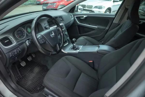 Grey Volvo S60 2011 in Liepaja, with an engine capacity of 2.00 L and mileage of 325 thousand km for 5000 €, photo 8 on AUTOMOTO.COM.LV