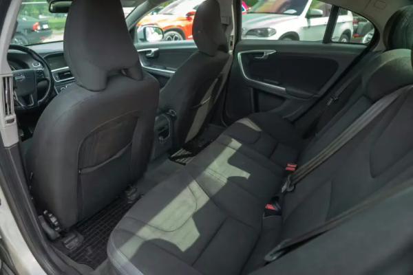 Grey Volvo S60 2011 in Liepaja, with an engine capacity of 2.00 L and mileage of 325 thousand km for 5000 €, photo 9 on AUTOMOTO.COM.LV