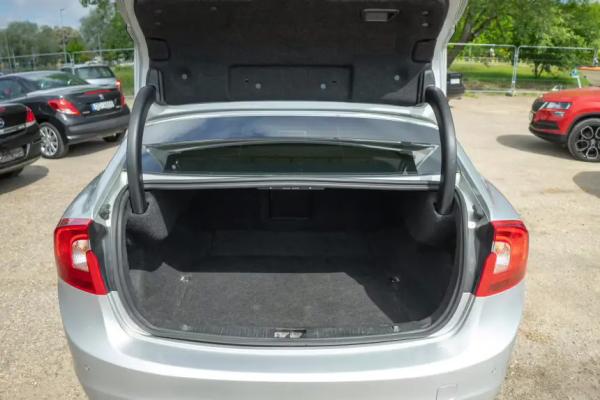 Grey Volvo S60 2011 in Liepaja, with an engine capacity of 2.00 L and mileage of 325 thousand km for 5000 €, photo 10 on AUTOMOTO.COM.LV