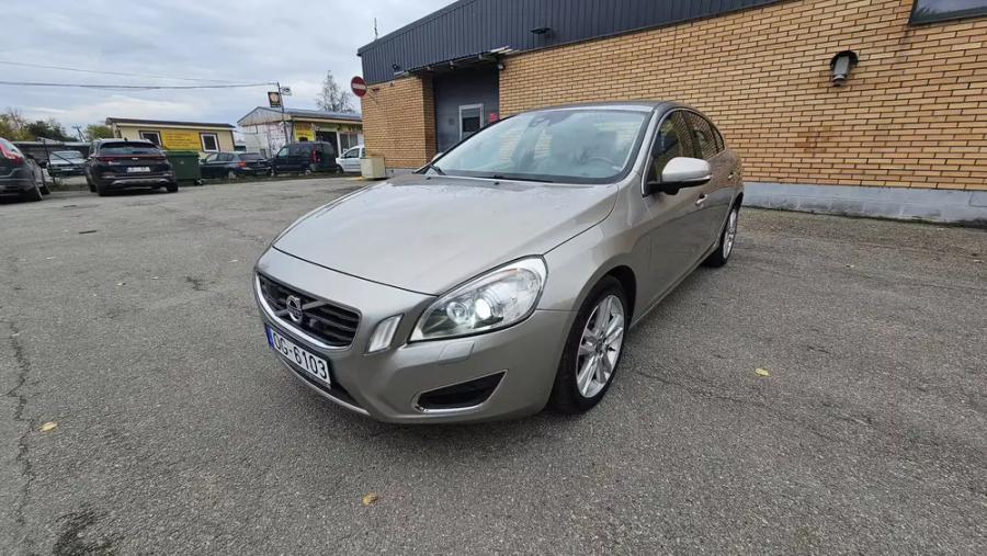 Grey Volvo S60 2011 in Riga, with an engine capacity of 2.00 L and mileage of 208 thousand km for 5750 €, photo 1 on AUTOMOTO.COM.LV