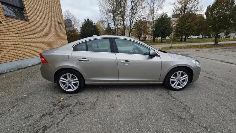 Grey Volvo S60 2011 in Riga, with an engine capacity of 2.00 L and mileage of 208 thousand km for 5750 €, photo 5 on AUTOMOTO.COM.LV