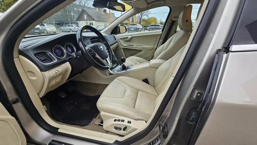 Grey Volvo S60 2011 in Riga, with an engine capacity of 2.00 L and mileage of 208 thousand km for 5750 €, photo 10 on AUTOMOTO.COM.LV