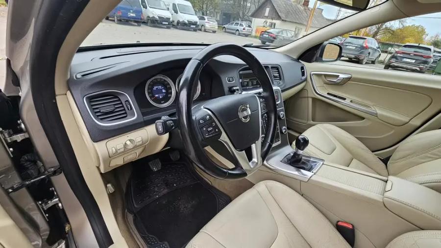 Grey Volvo S60 2011 in Riga, with an engine capacity of 2.00 L and mileage of 208 thousand km for 5750 €, photo 12 on AUTOMOTO.COM.LV