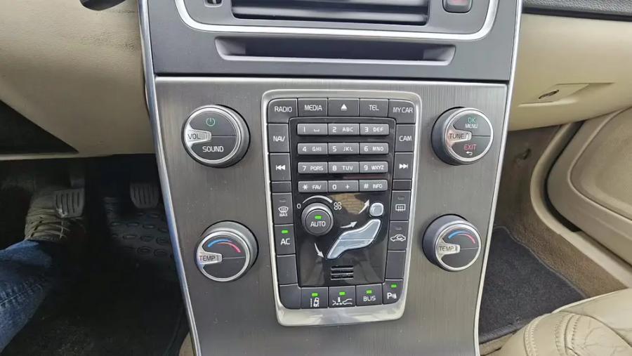 Grey Volvo S60 2011 in Riga, with an engine capacity of 2.00 L and mileage of 208 thousand km for 5750 €, photo 19 on AUTOMOTO.COM.LV